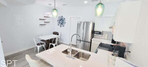 Apartamento em Condomínio Fechado, 3 quartos | Cozinha privada | Um frigorífico, um forno, uma cafeteira/bule, uma torradeira 