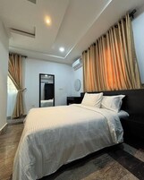 Quarto Familiar, varanda, Vista para a cidade | Secretária, secretária adequada para computadores portáteis 