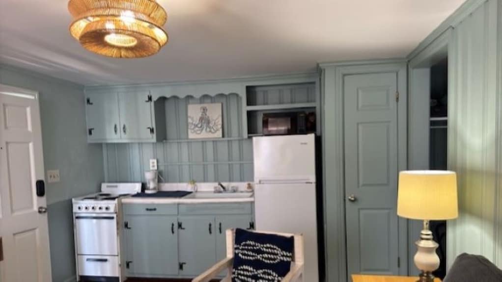 Monterey Motel - Beach Cottage 11 At Beach Access 8. Large Pool. Newly Remodeled - Panama City, FL