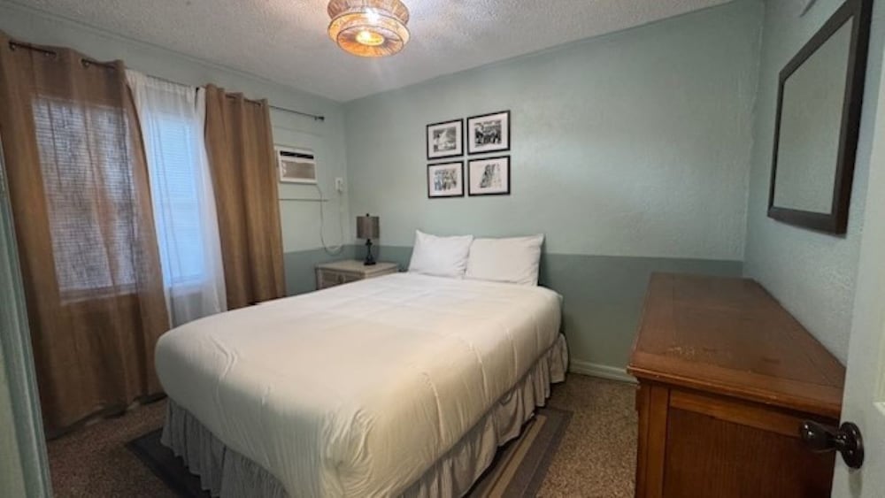 Monterey Motel - Guest Room 4 @ Beach Access 8. Large Pool. Newly ...