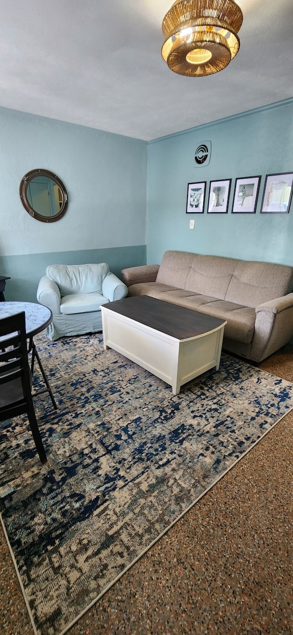 Monterey Motel - Guest Room 5 At Beach Access 8. Large Pool. Newly Remodeled. - Panama City, FL