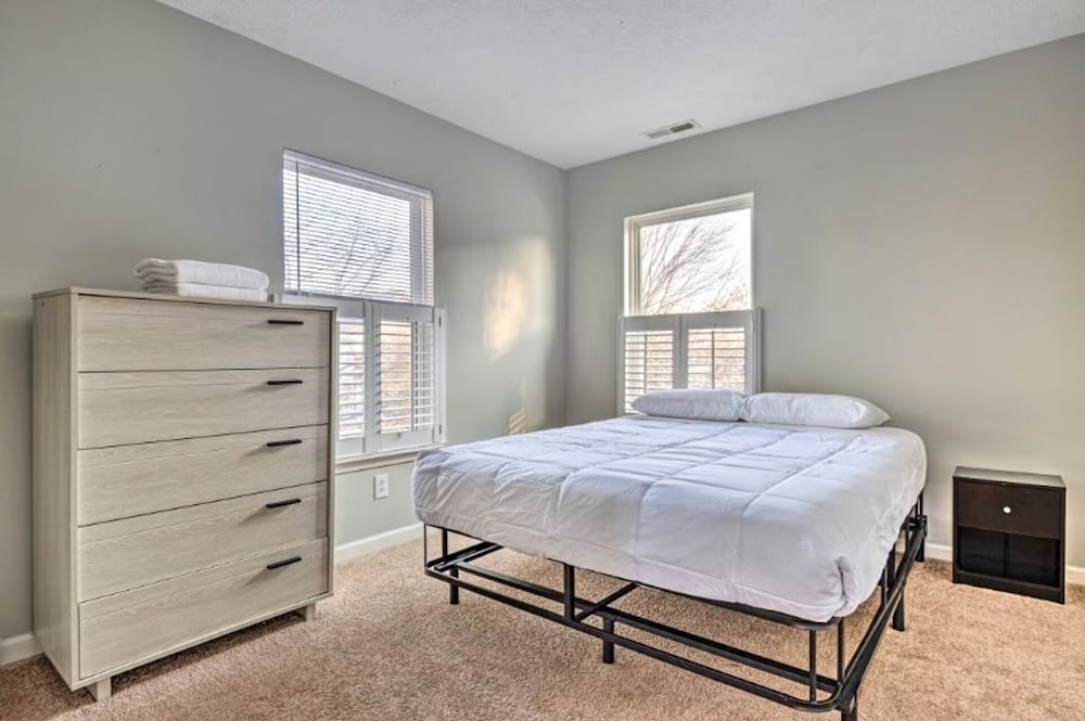 Cozy Downtown Escape - Indiana (State)