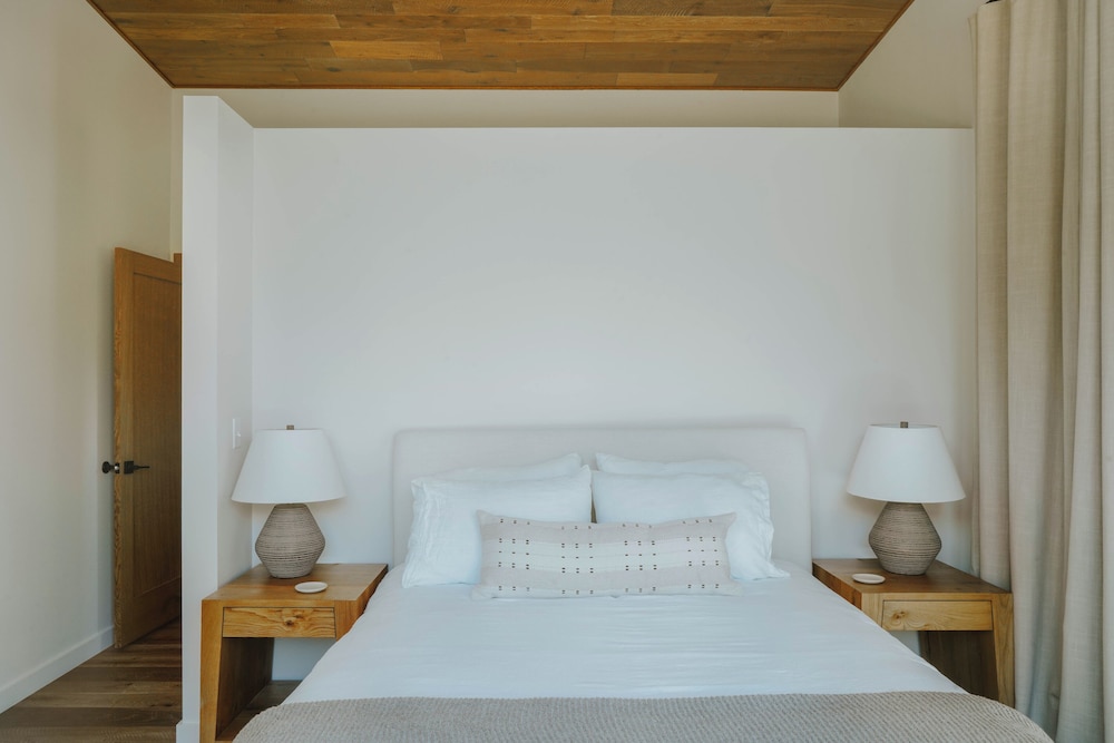 The Hawk. Horse Creek Cabins. Lux 2 bed/2 bath with King bed, AC, Creek ...