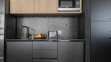 Um frigorífico, um micro-ondas, um forno, uma placa de cozinha