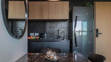 Secretária, secretária adequada para computadores portáteis