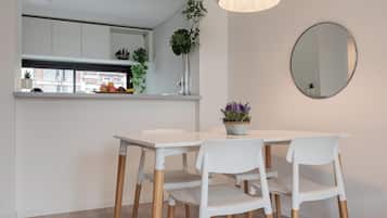 Apartamento (C) | Sala de estar | Televisor