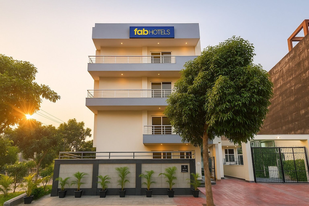 Fabhotel Palm Paradise - Noida