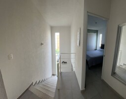 Apartamento básico, varanda, vista para a piscina | Área de estar | TV de tela plana