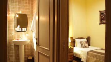 Quarto Familiar | Secretária, Wi-fi grátis, roupa de cama fornecida