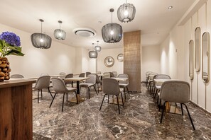 Pequeno-almoço tipo buffet diário mediante uma taxa 