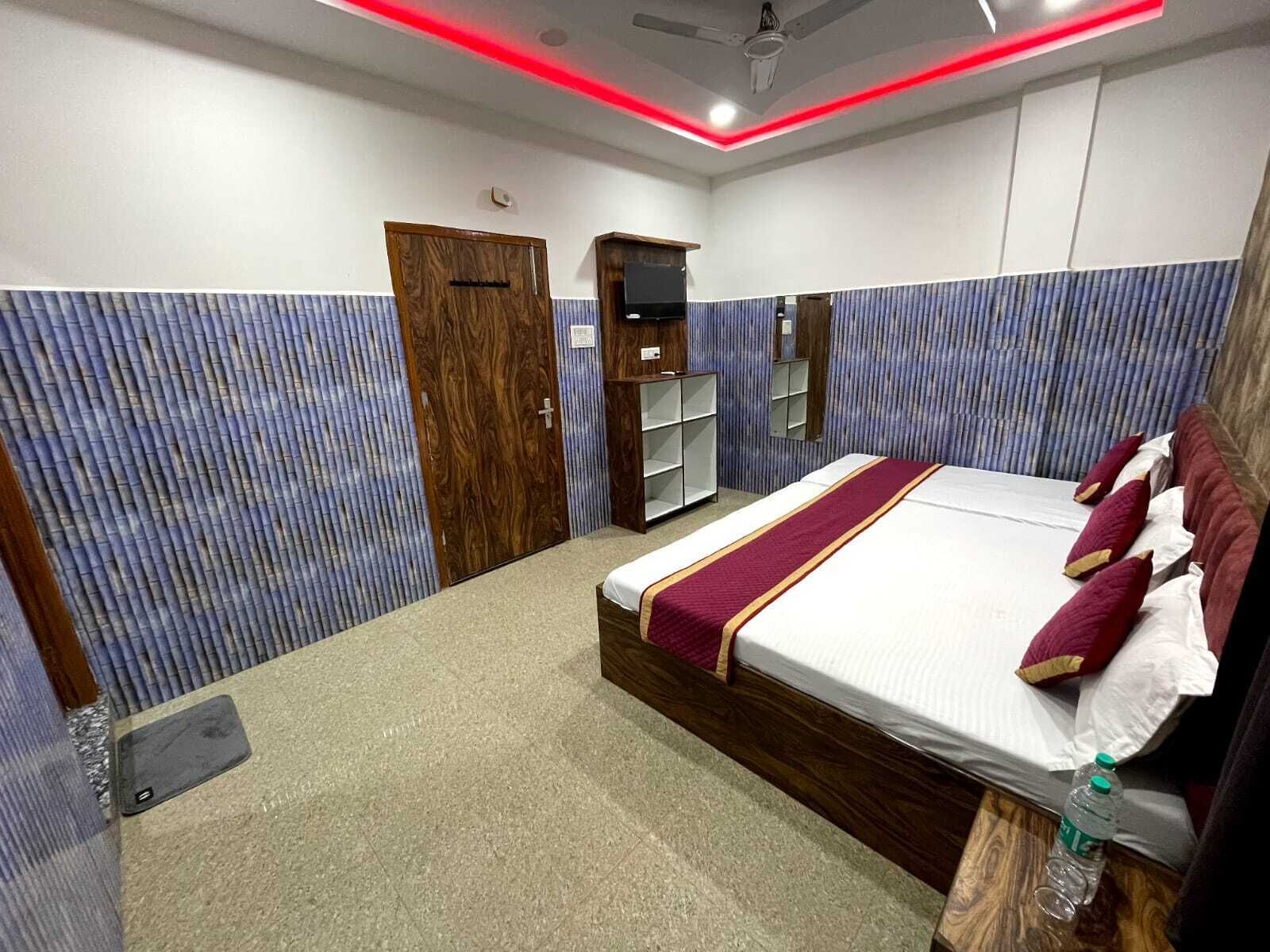 Quarto com cama, guarda-roupa, espelho e ventilador de teto.