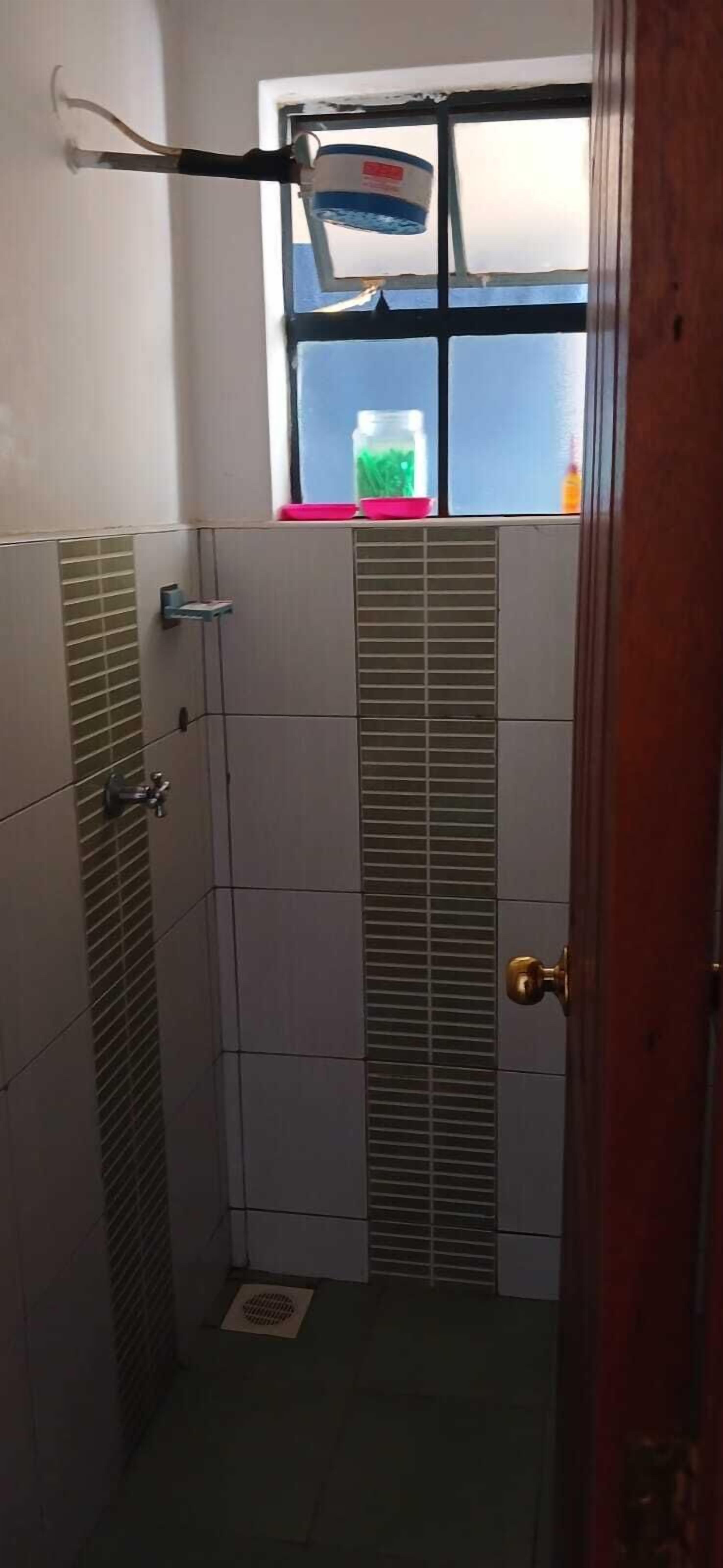 Apartamento Familiar, Vista para a cidade | Casa de banho | Um polibã, artigos de higiene pessoal grátis, chinelos 