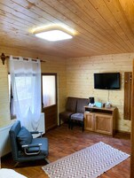 Quarto triplo conforto, sacada | Cofres nos quartos, escrivaninha, cortinas blackout, Wi-Fi de cortesia