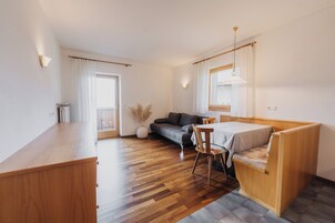 Apartamento luxo, sacada, vista para a montanha | Área de estar | TV de tela plana 43 polegadas com canais via satélite