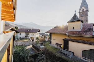 Apartamento conforto, sacada, vista para a montanha | Vista do quarto