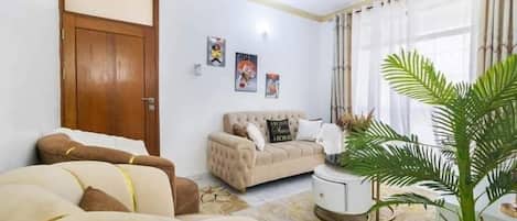 Apartamento clássico, sacada | Área de estar | Smart TV 24 polegadas com canais digitais