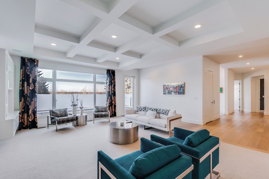 Windsor - Luxury Mansion King Bed & Heated Garage - Alberta