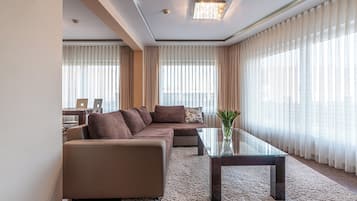 Apartamento Deluxe | Roupa hipoalergénica, cofre no quarto, secretária