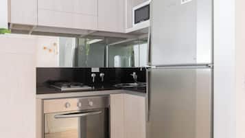 Estúdio conforto, vista para a cidade | Micro-ondas, fogão, cooktop, talheres/pratos/utensílios de cozinha