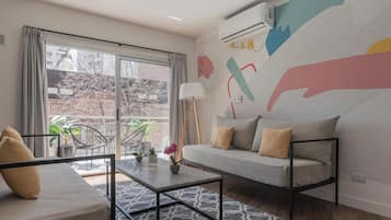 Apartamento (C) | Sala de estar | Televisor