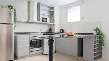 Apartamento (C) | Cozinha privada | Um frigorífico/congelador grande, um micro-ondas, um forno