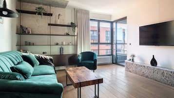 Loft Design, varanda, vista para o pátio | 1 quarto, ferro/tábua de engomar, Wi-fi grátis, roupa de cama fornecida