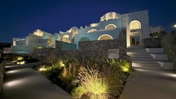 Fachada da propriedade à noite