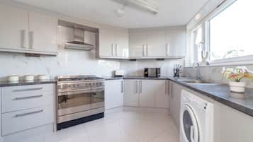 Apartamento | Cozinha privada | Um frigorífico, um micro-ondas, um forno, uma placa de cozinha