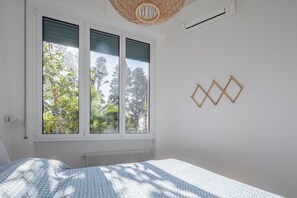 Apartamento, varanda, vista parcial para o mar | 1 quarto, ferro/tábua de engomar, Wi-fi grátis 