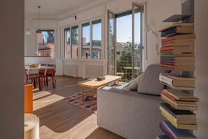 Apartamento, varanda, vista parcial para o mar | Sala de estar | Televisor de ecrã plano de 32 polegadas com canais por cabo 