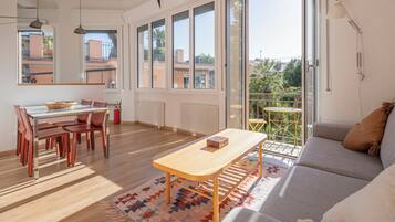 Apartamento, varanda, vista parcial para o mar | Sala de estar | Televisor de ecrã plano de 32 polegadas com canais por cabo