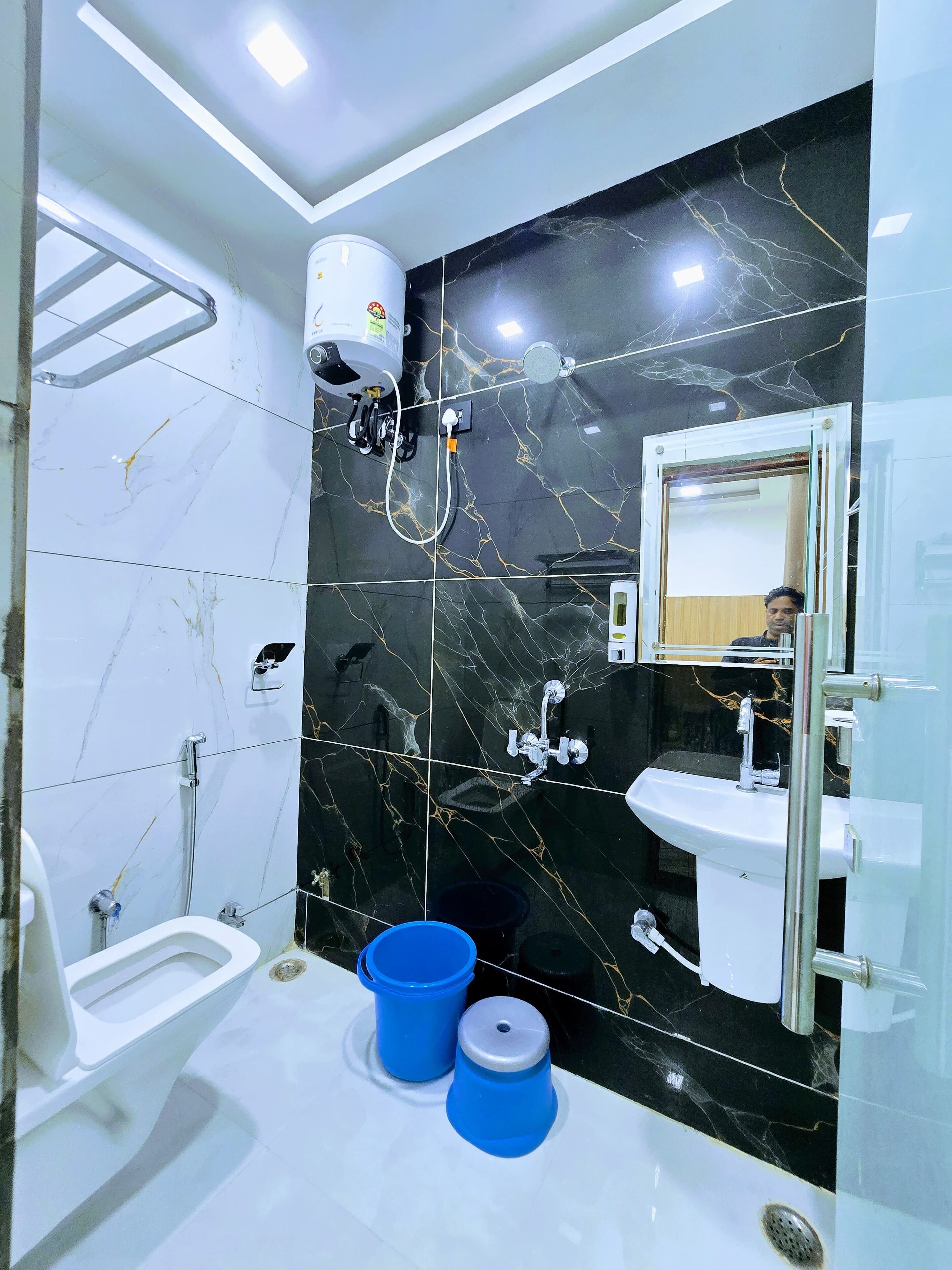 Quarto triplo premium, várias camas, vista para a cidade | Banheiro | Chuveiro, toalhas de banho, sabonete, shampoo