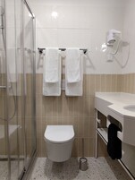 Quarto duplo | Banheiro | Chuveiro, secador de cabelo, toalhas de banho, shampoo