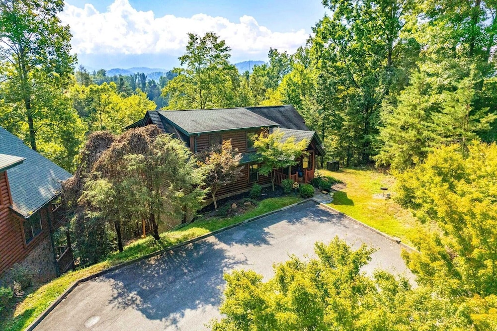 The Big Easy Spacious Mountain Retreat + Hot Tub, Deck Premier Location - Gatlinburg, TN