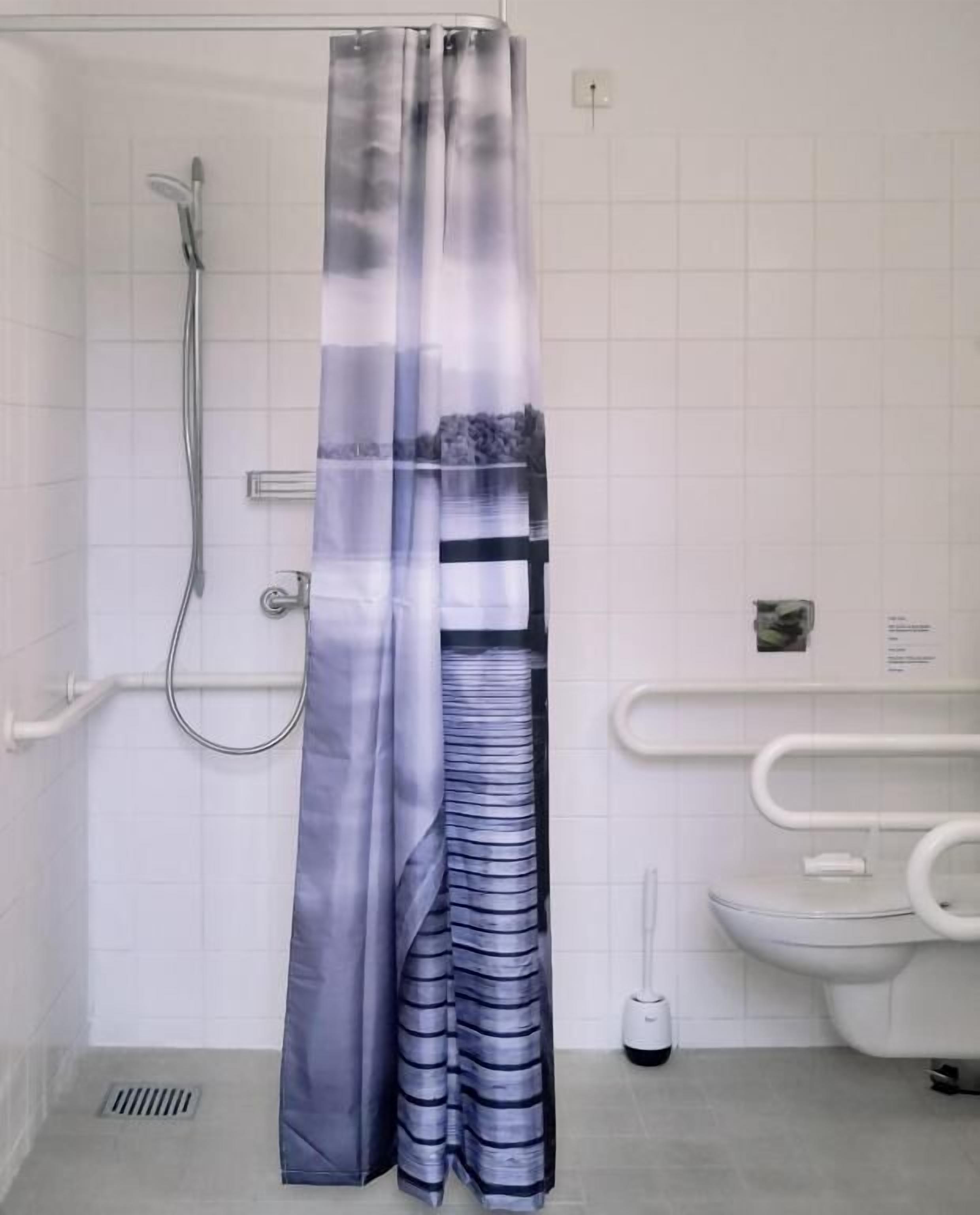 Quarto Exclusivo | Casa de banho | Um polibã, um secador de cabelo, toalhas fornecidas, sabão 