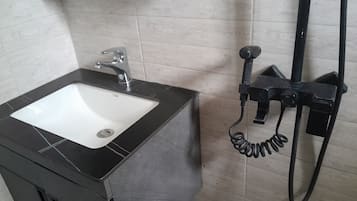Quarto Executivo | Casa de banho | Uma combinação polibã/banheira, roupões, chinelos, toalhas fornecidas