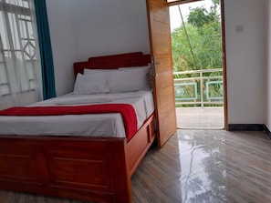 Quarto casal luxo, vista para o rio | Escrivaninha, espaço de trabalho para notebook, Wi-Fi de cortesia