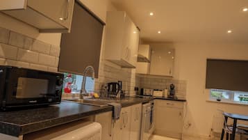 Casa | Cozinha privada | Um frigorífico, um micro-ondas, um forno, uma placa de cozinha