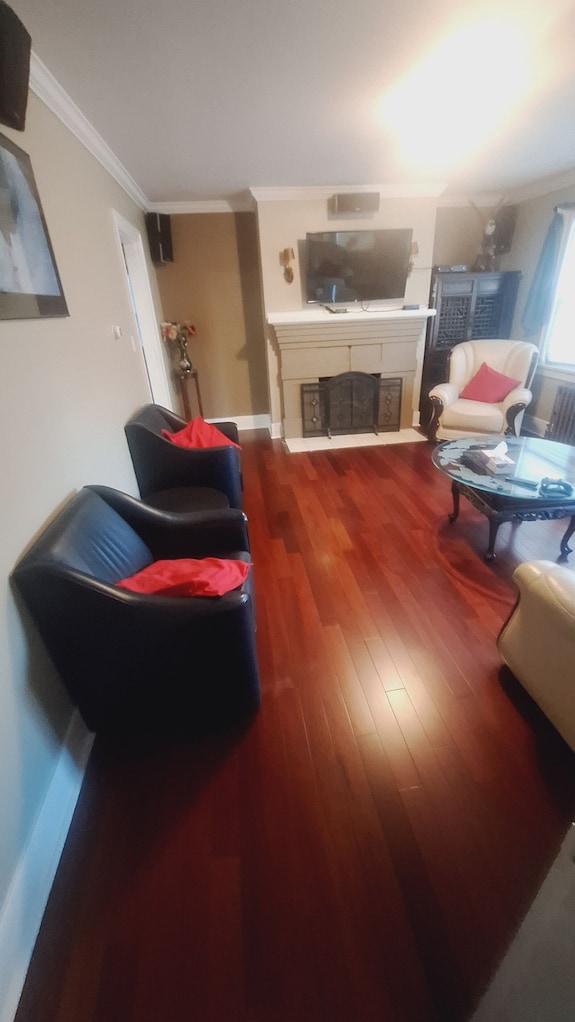 Older 3 Bedroom Home, Fully Furnished, Two Minutes To Marine Gateway Skytrain - Vancouver