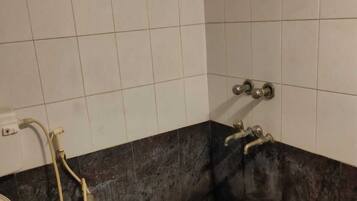 Quarto Familiar | Casa de banho | Um polibã, um chuveiro fixo, sabão, champô