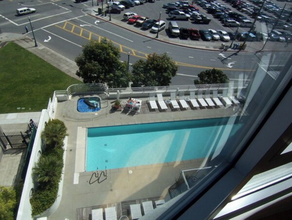 South Financial District 2bd Condo W\/ 1 Parking Space, Pool, & Fitness Center - San Francisco, CA