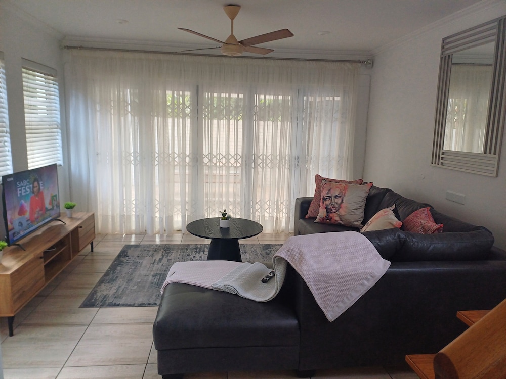 Cosy 2 Bedroom Apartment In A Prominent Area Of East London Nahoon - East London, South Africa