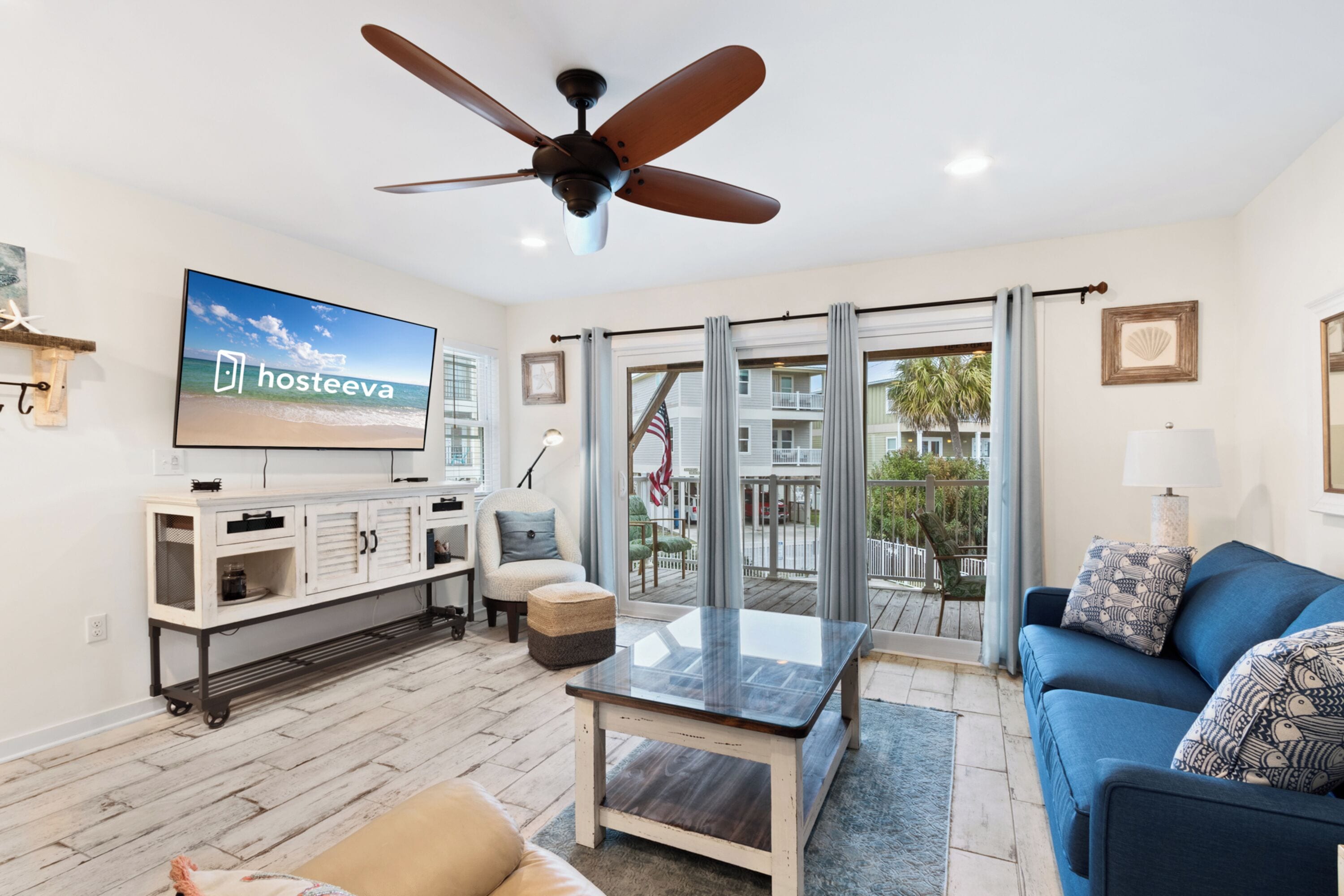 Condo com design assinado, 2 quartos, sacada, vista para a piscina | Sala de estar | Smart TV 65 polegadas com canais a cabo