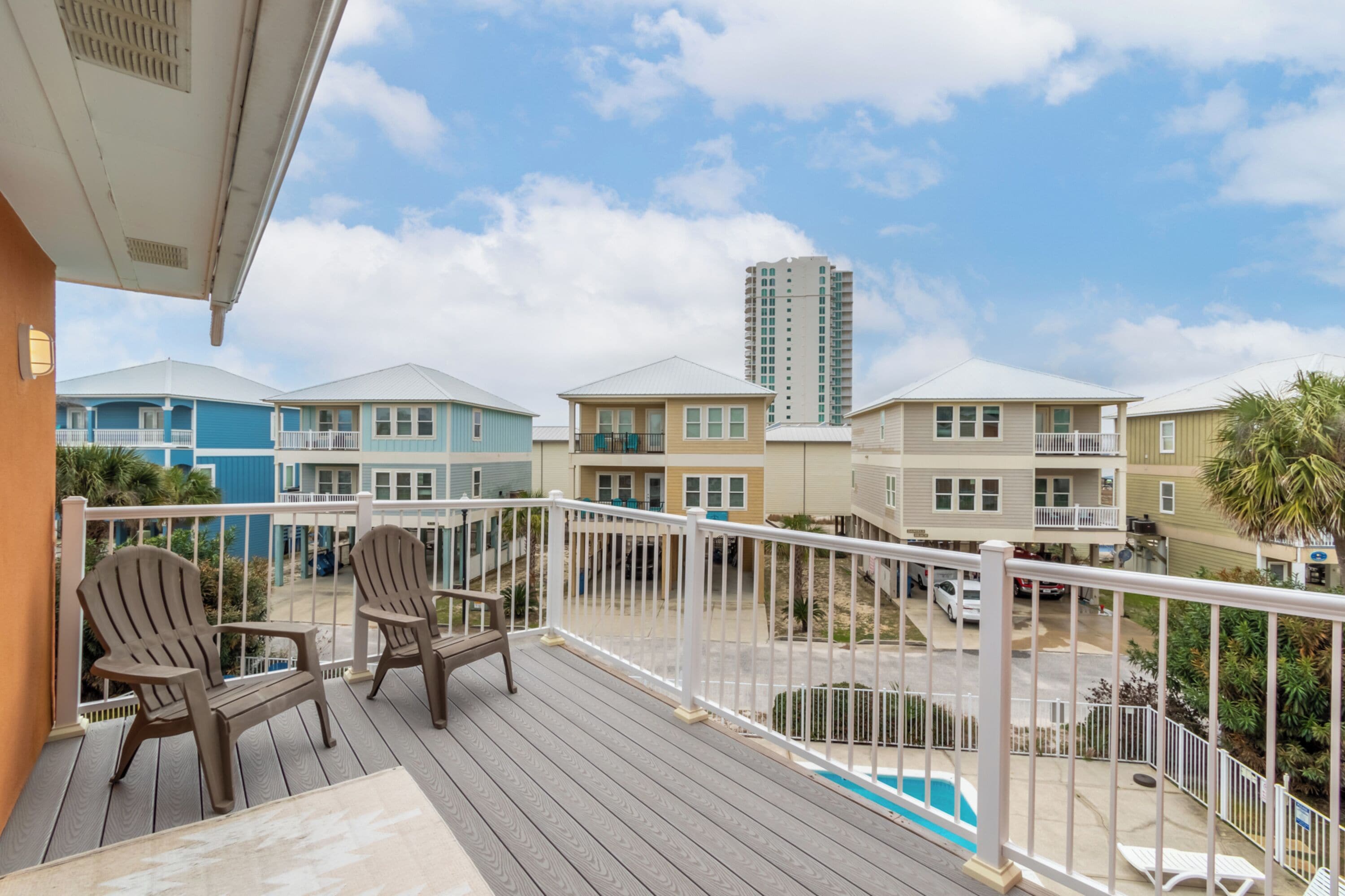 Condo com design assinado, 2 quartos, sacada, vista para a piscina | Sacada