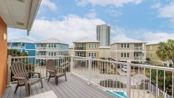 Condo com design assinado, 2 quartos, sacada, vista para a piscina | Sacada