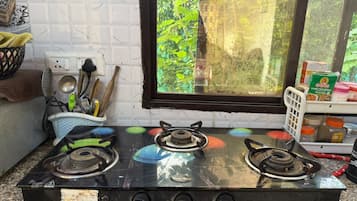Suíte superluxo, vista para a cidade | Cozinha privada | Refrigerador em uma área comum, micro-ondas em uma área comum