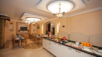 Pequeno-almoço tipo buffet diário incluído