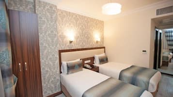 Quarto Twin Básico | Roupa hipoalergénica, minibar, cofre no quarto, secretária