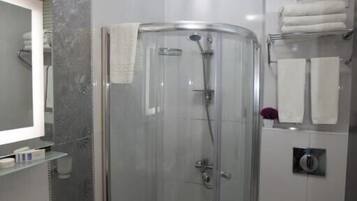 Quarto Triplo Superior, Vista para a cidade | Casa de banho | Um polibã, um secador de cabelo, chinelos, toalhas fornecidas