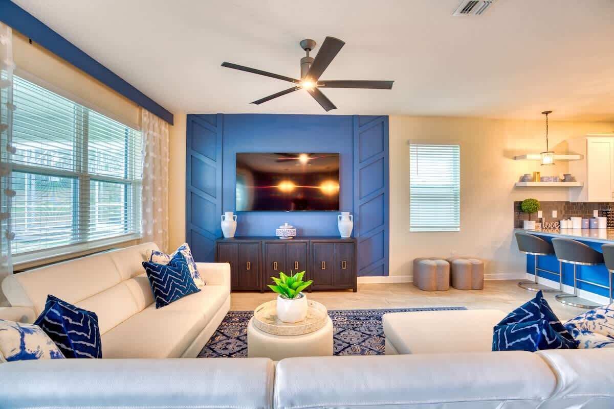 Luxurious 8 Bedroom 5 Bath, Pool, Arcade, Theatre - Davenport, FL